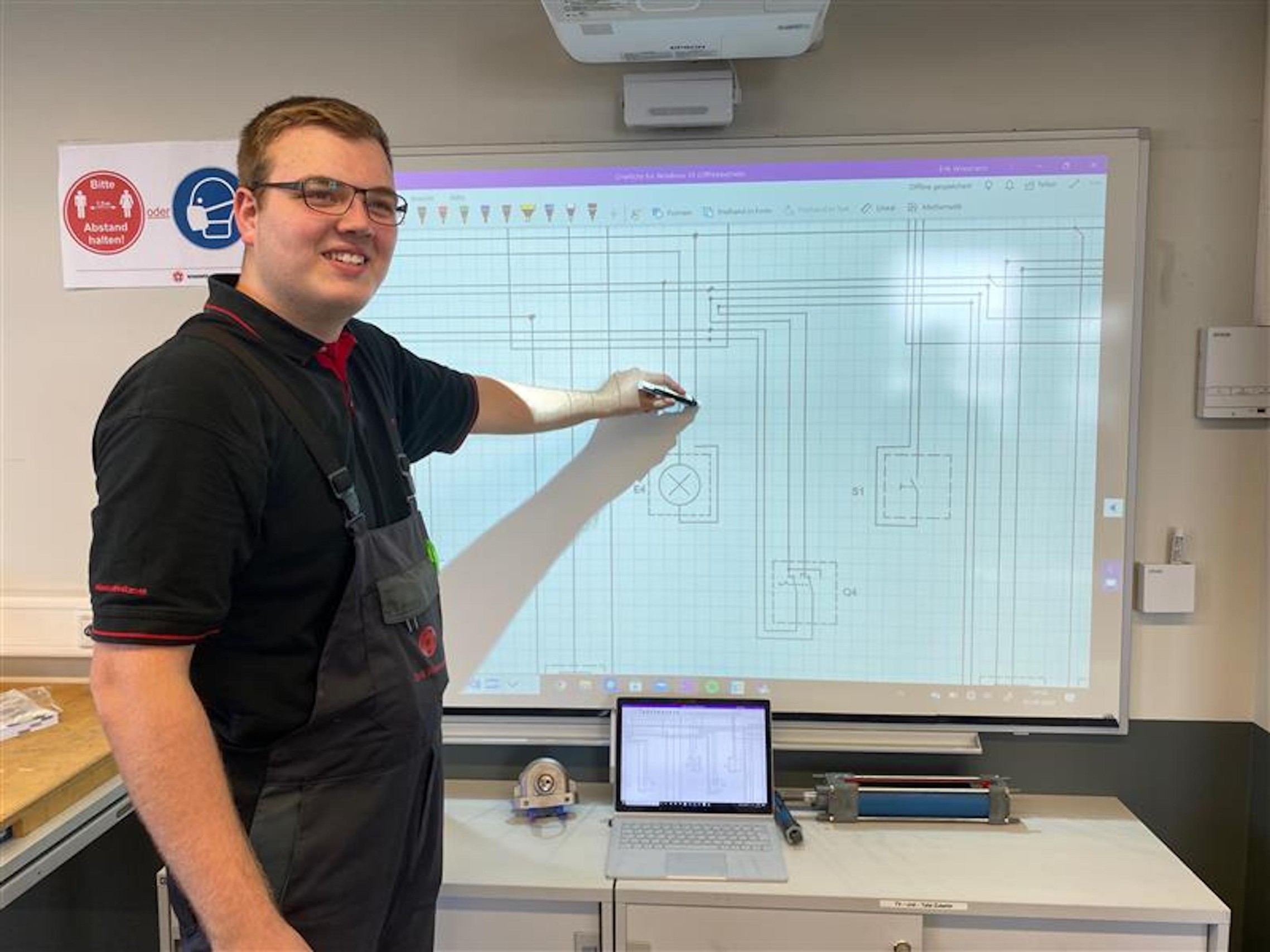 TABLETS FÜR ELEKTRONIKER?! - AUSBILDUNG GOES DIGITAL