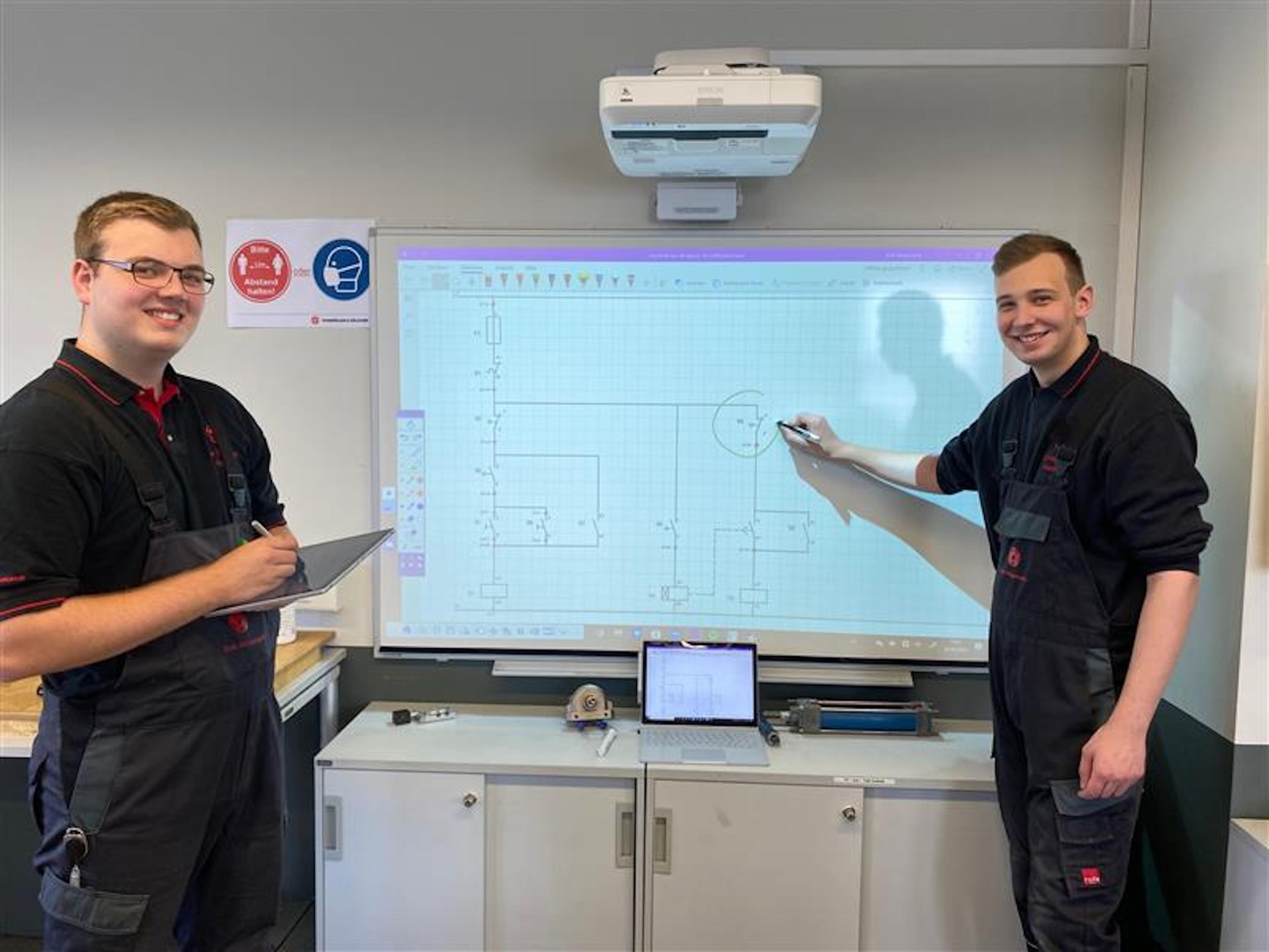 TABLETS FÜR ELEKTRONIKER?! - AUSBILDUNG GOES DIGITAL
